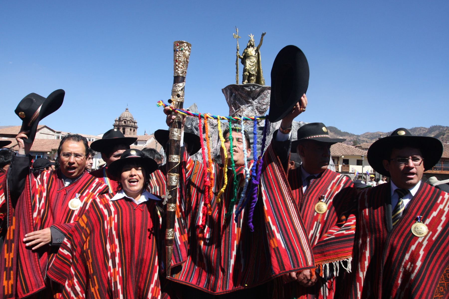 Colocan estatuilla dorada de inca en la pileta de plaza de Armas del ...