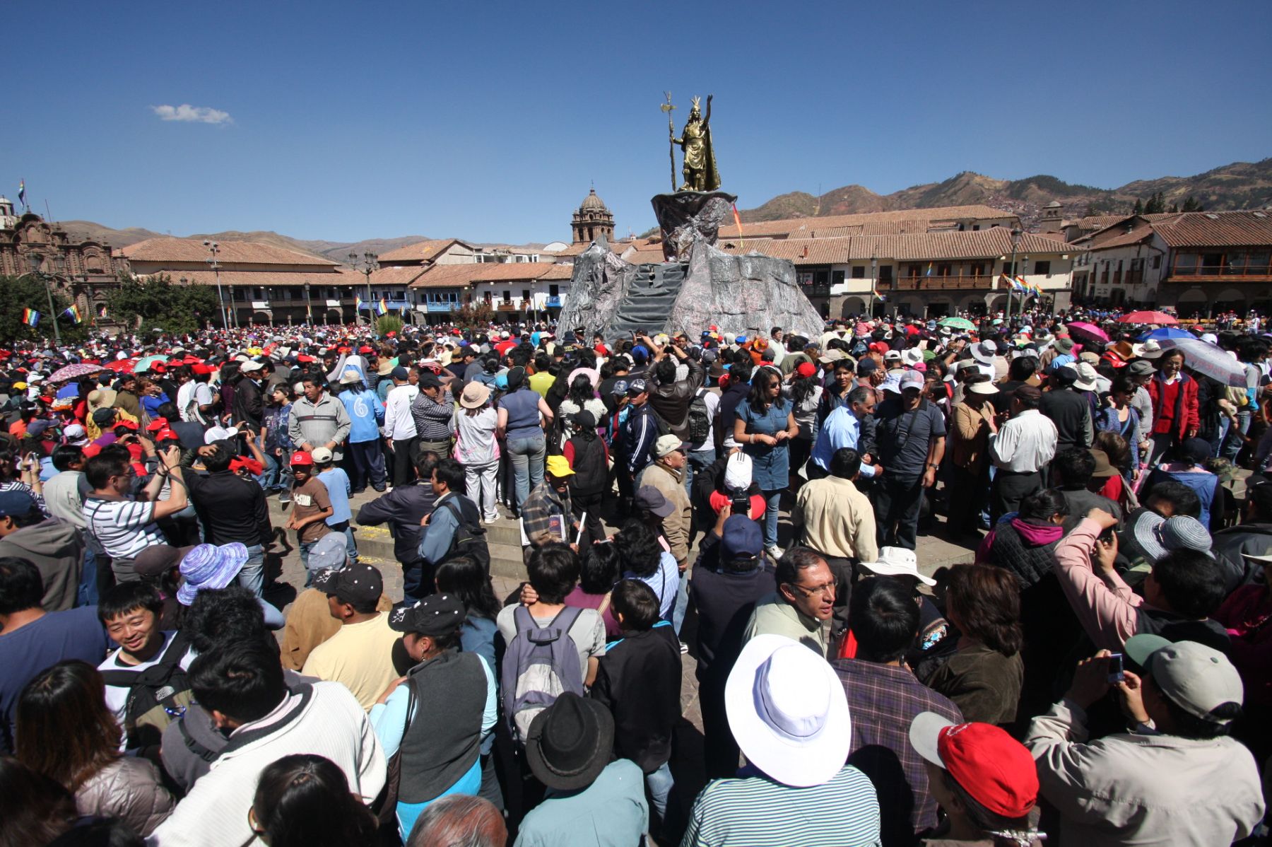 Colocan estatuilla dorada de inca en la pileta de plaza de Armas del ...