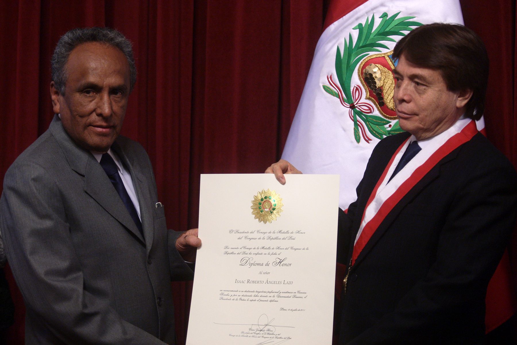 Congreso de la República condecoró a sociólogo Roberto Ángeles Lazo ...