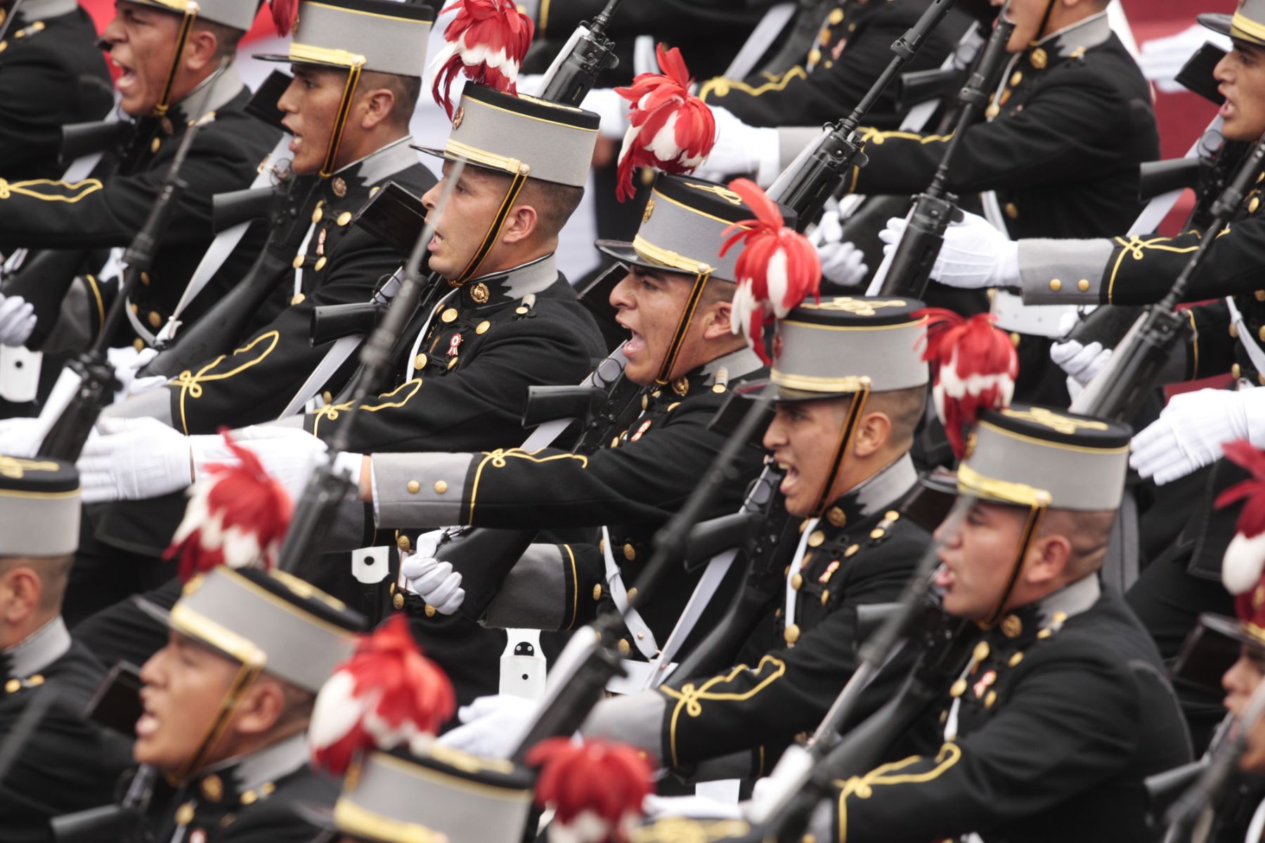 Soldados del glorioso Ejército del Perú desfilaron con paso marcial por ...