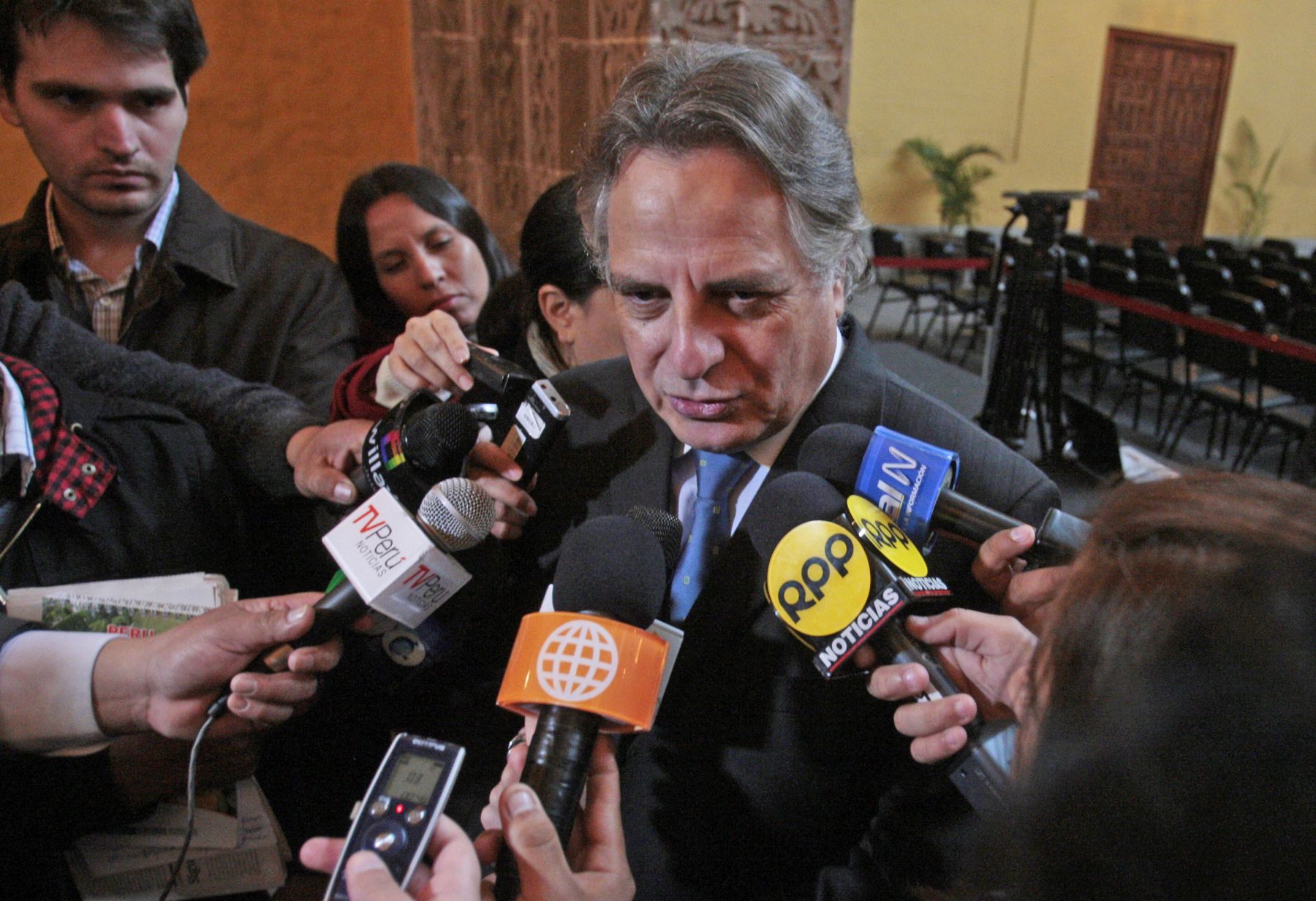 Rodríguez Cuadros: triángulo terrestre es peruano conforme al Tratado ...