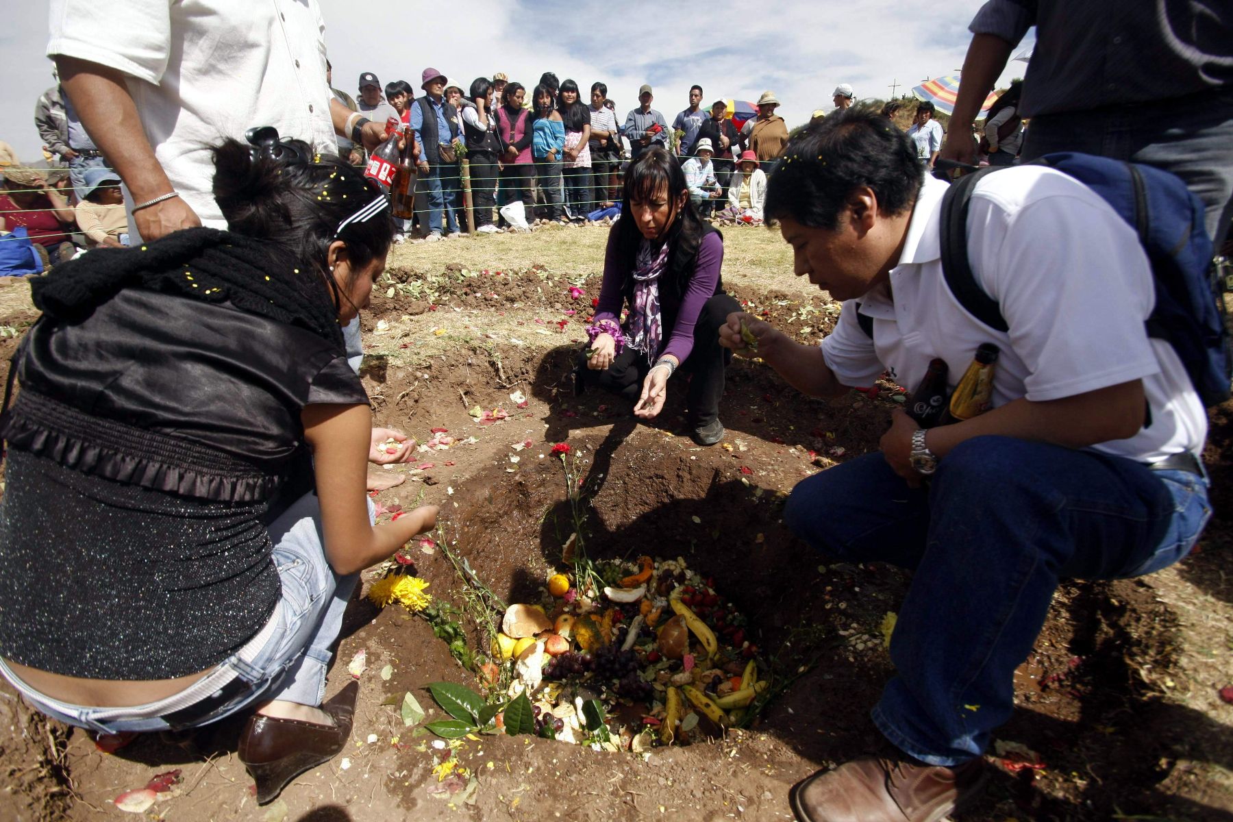 Cusqueños y turistas hacen ofrendas a la pachamama en Sacsayhuamán por ...
