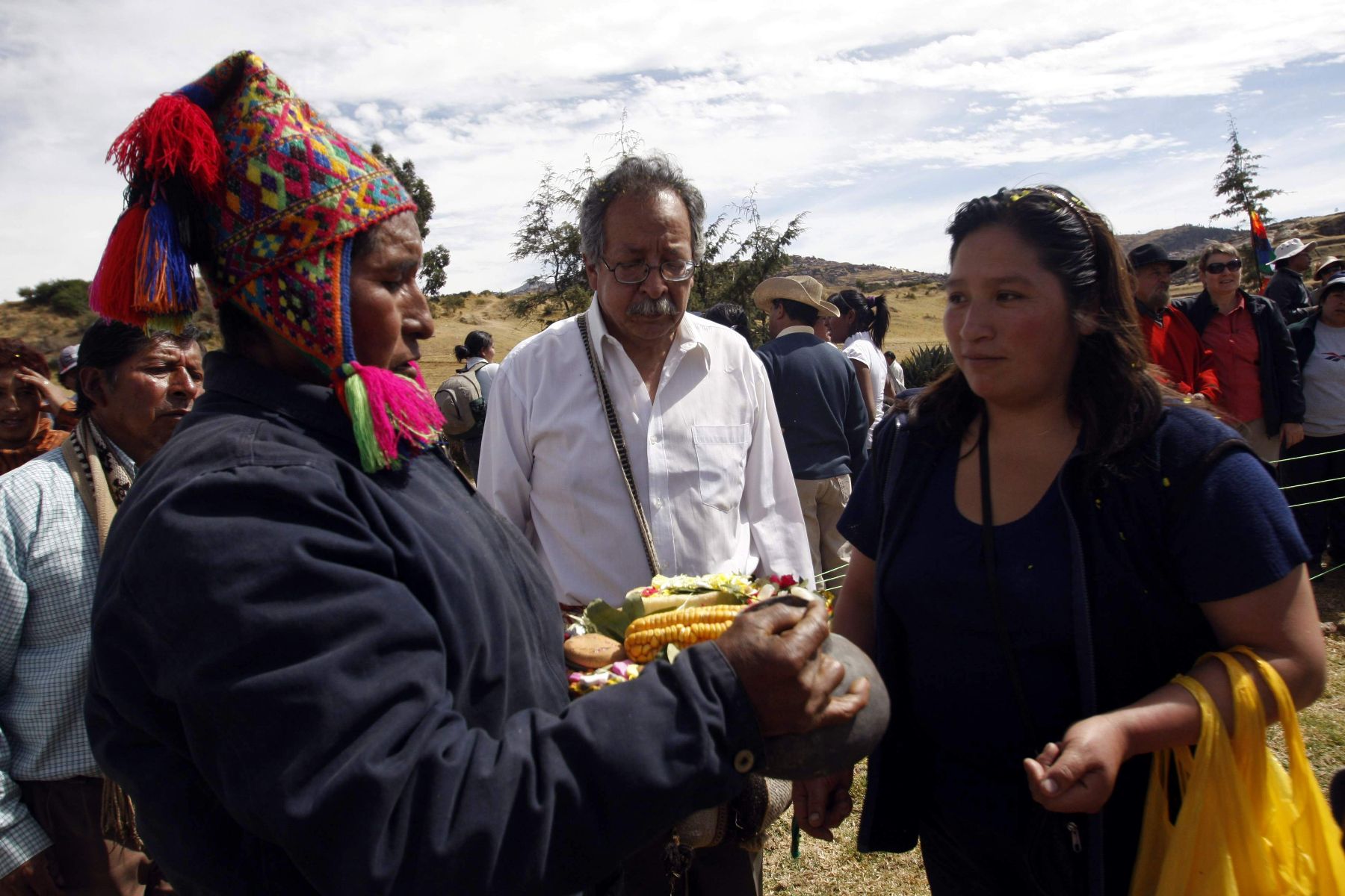 Cusqueños y turistas hacen ofrendas a la pachamama en Sacsayhuamán por ...