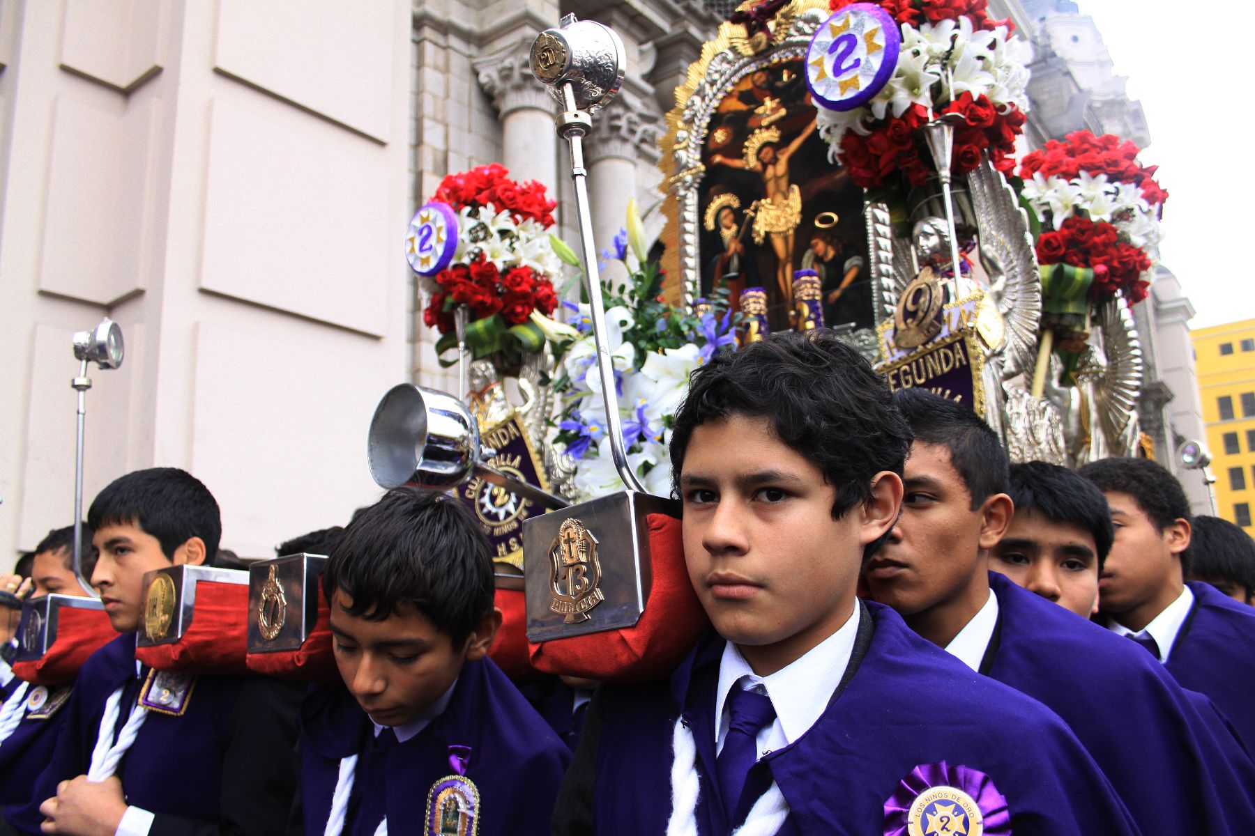 Imagen Del Señor De Los Milagros Recorre Centro De Lima En Hombros De