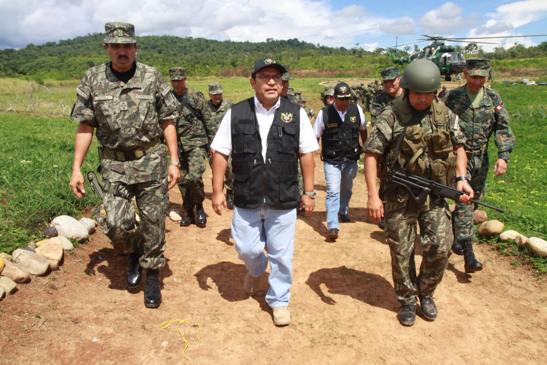 Ministro de Defensa visitó bases del VRAE y expresó respaldo a ...