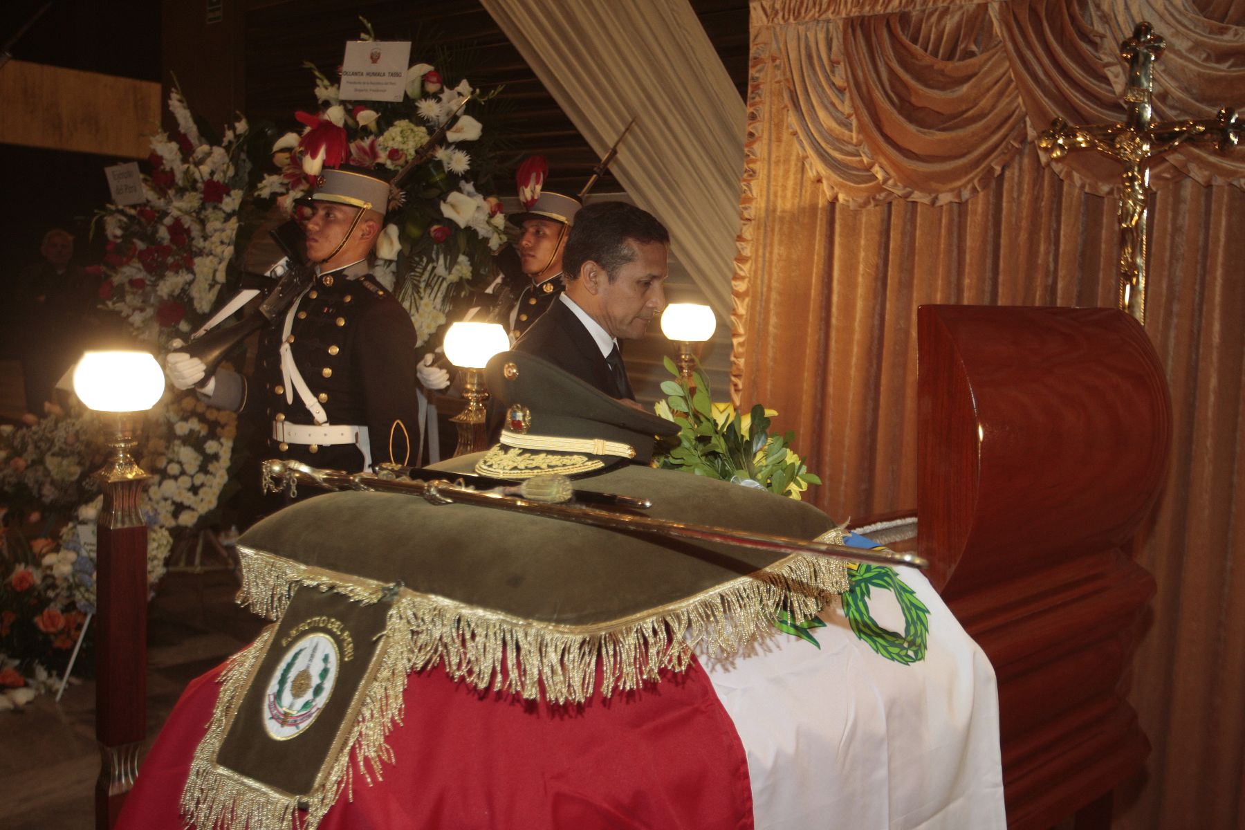 Jefe del Estado asiste a velatorio del general Edgardo Mercado Jarrín ...