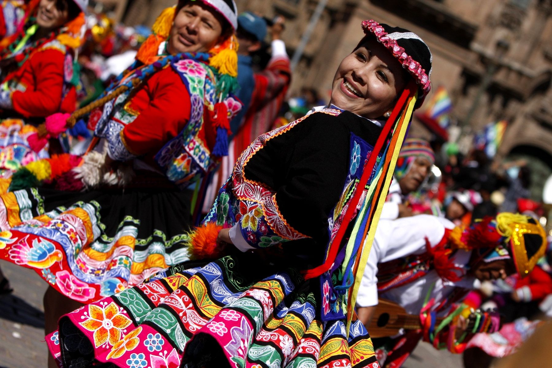 Miles de cusqueños y turistas participan en desfile cívico en homenaje ...
