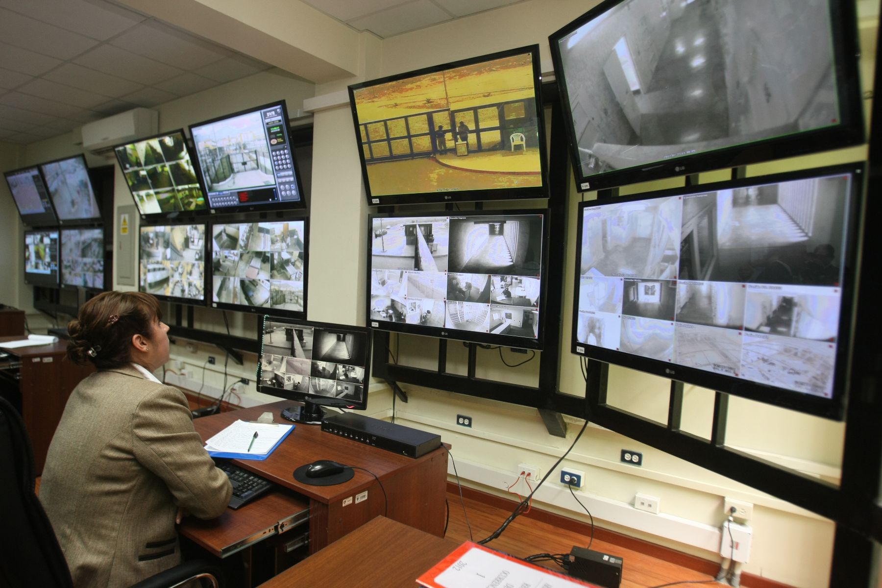 En 10 cárceles peruanas se refuerza la seguridad con videocámaras ...