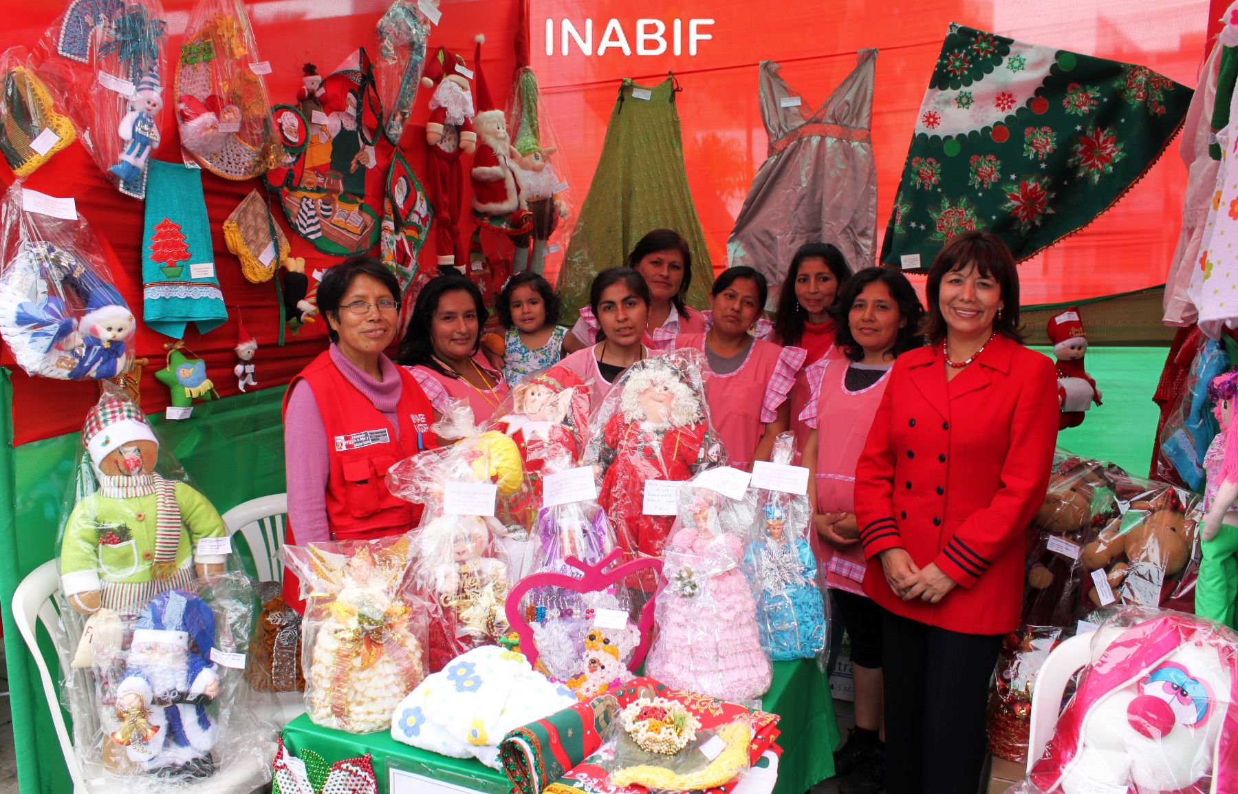 Adolescentes del Inabif ofrecen adornos navideños en Pueblo Libre ... Adolescentes del Inabif ofrecen adornos navideños en Pueblo Libre ...