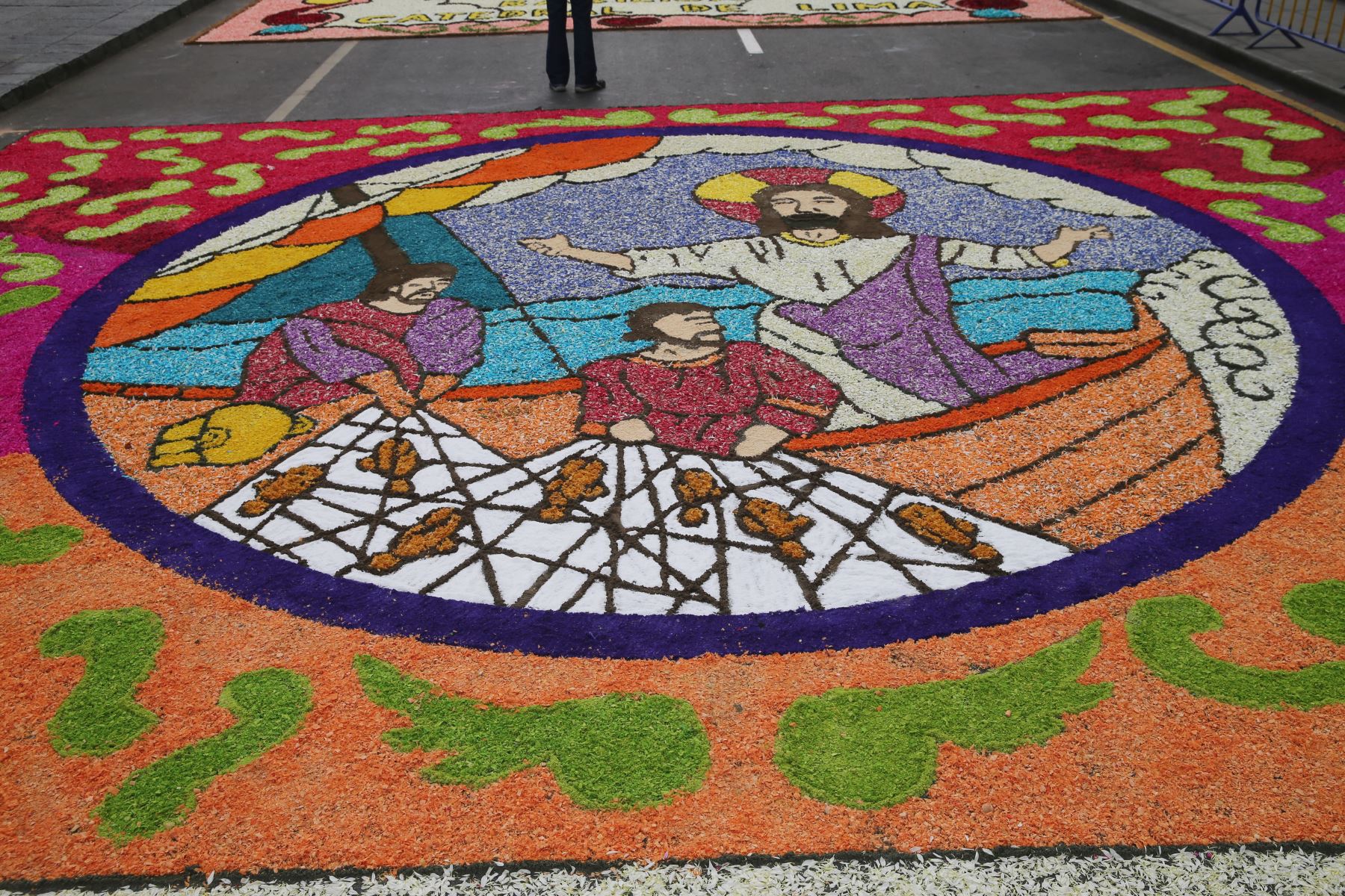 Concurso de Alfombras por Semana Santa en la Plaza de Armas de Lima ...