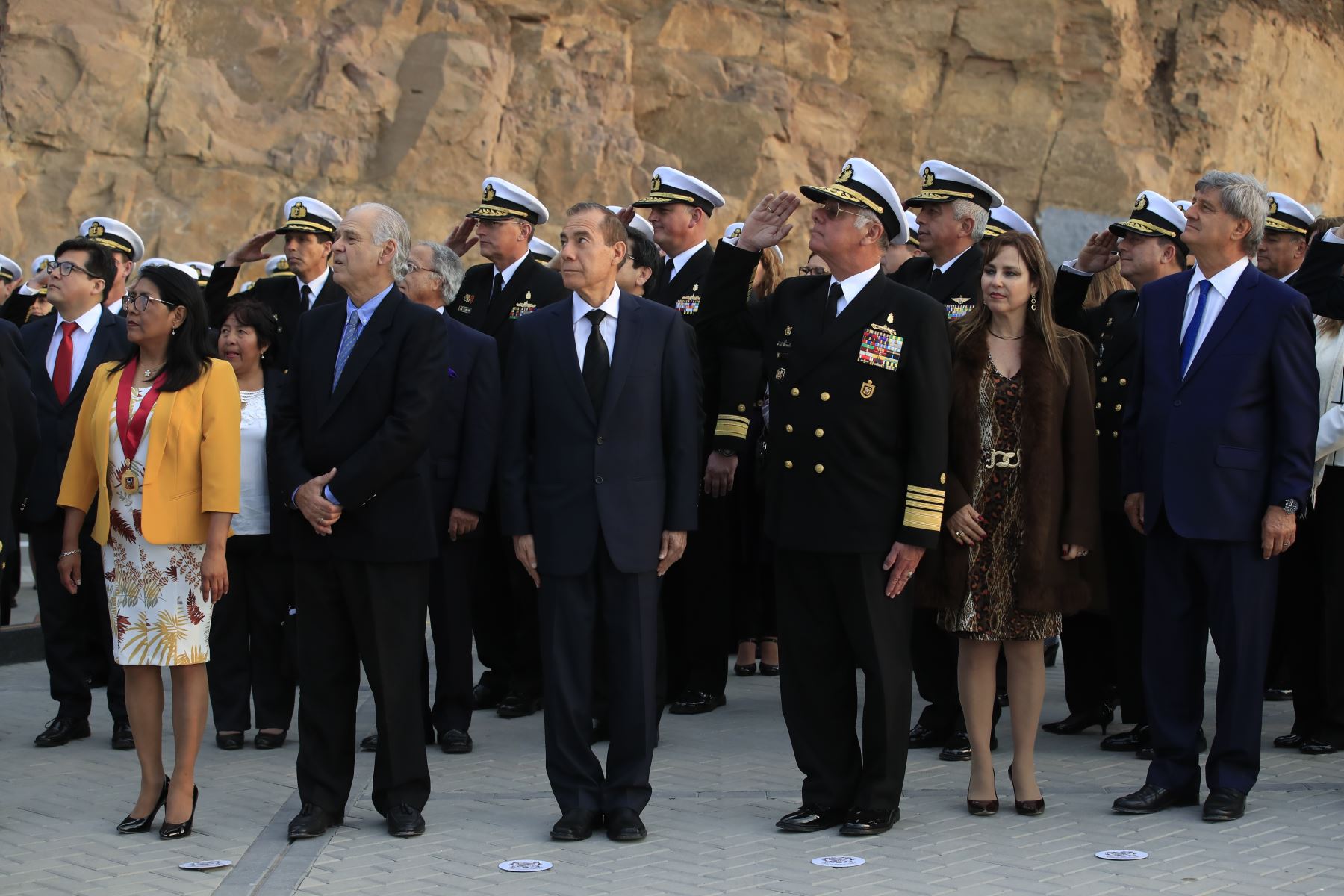 El ministro de Defensa Walter Martos inauguró el mirador “Gran Bahía de ...