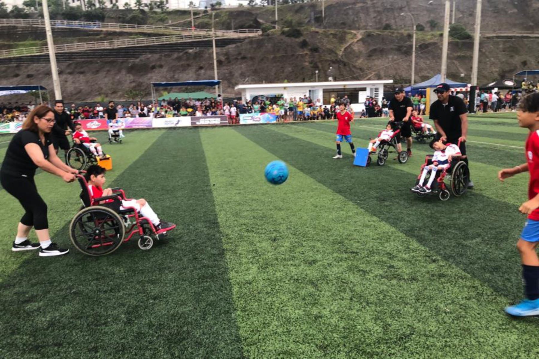 Niños con discapacidad jugaron partido de fútbol con mensaje de ...