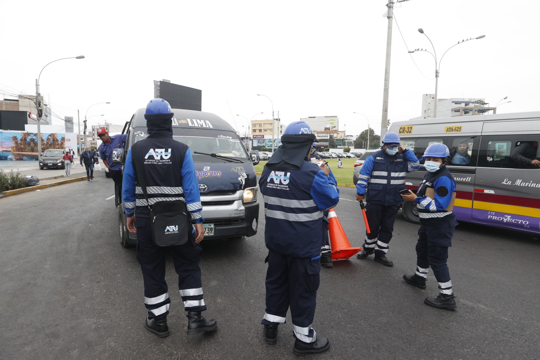 ATU y Policía hacen respetar exclusividad de rutas de corredores y Metropolitano| Galería ...
