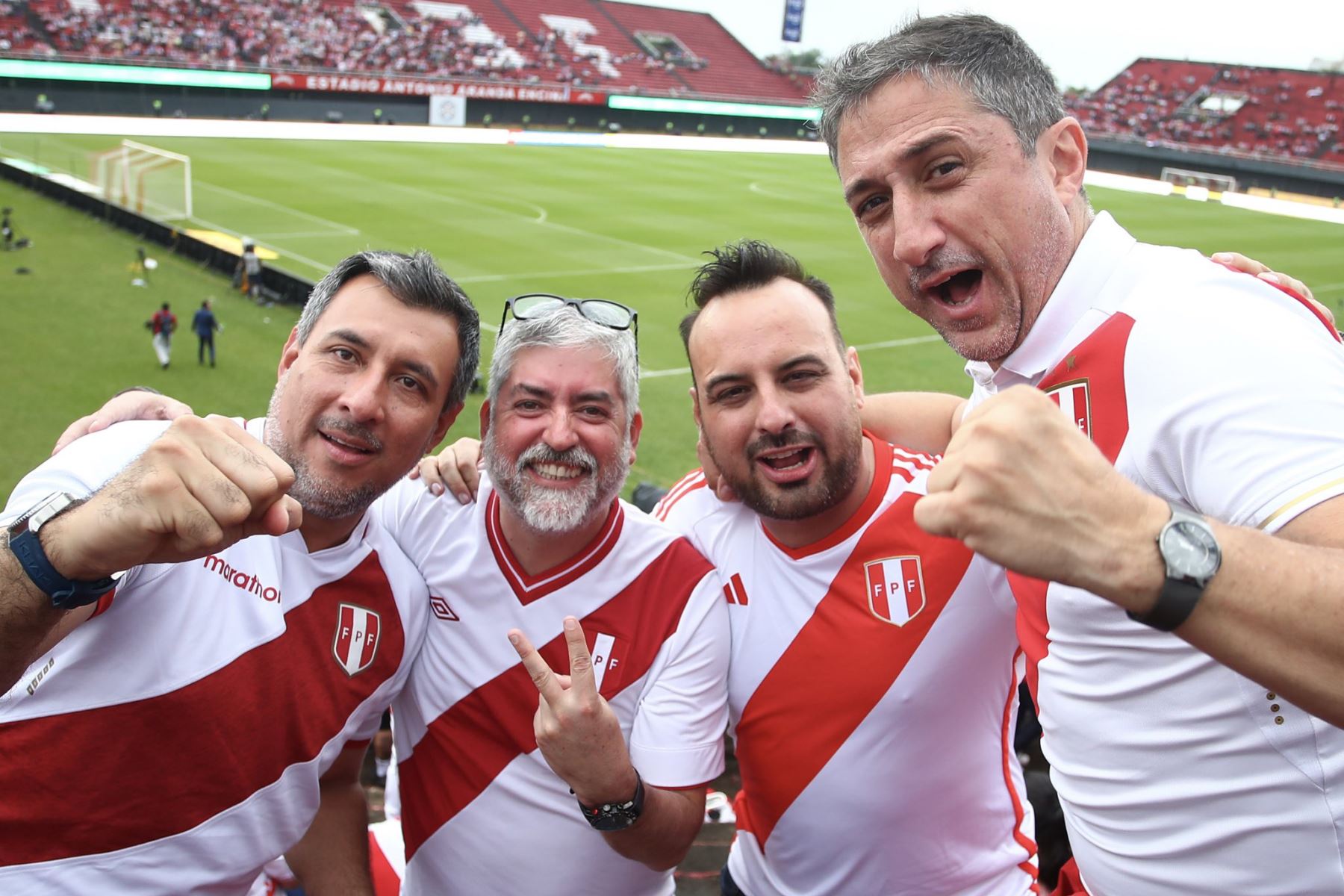 Perú vs Paraguay: hinchas peruanos alientan a la selección peruana por ...