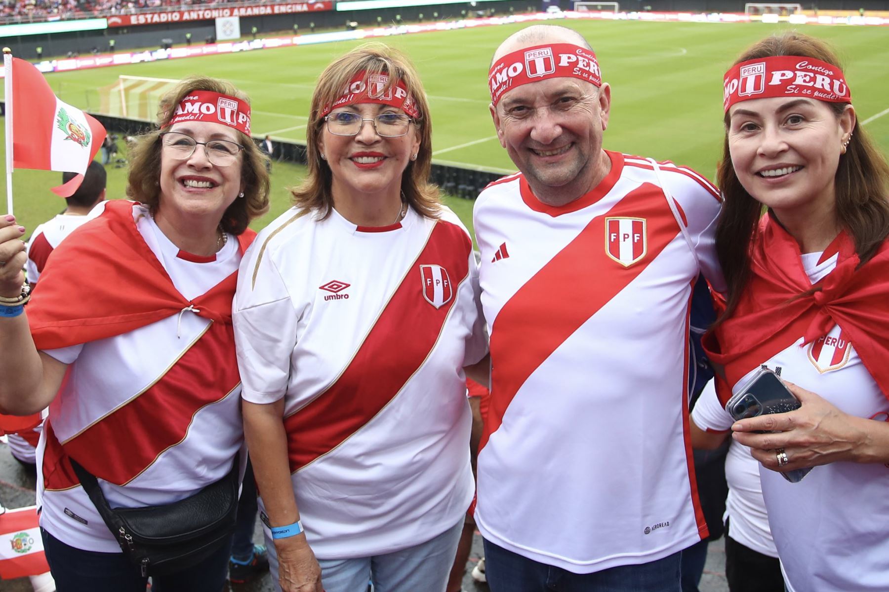 Perú vs Paraguay: hinchas peruanos alientan a la selección peruana por ...