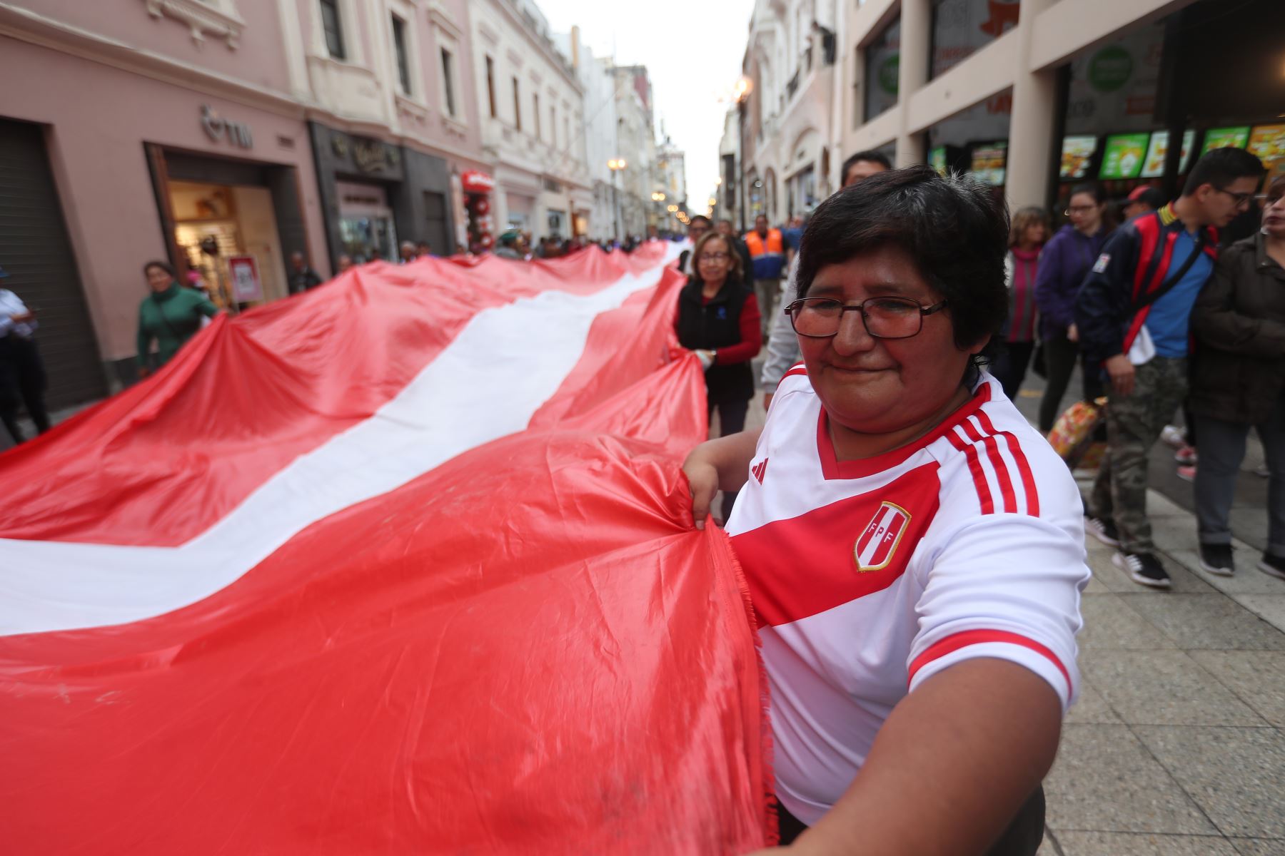 Perú vs Paraguay: hinchas peruanos alientan a la selección peruana por ...