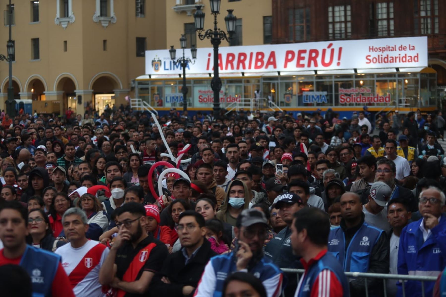 Perú vs Paraguay: hinchas peruanos alientan a la selección peruana por ...