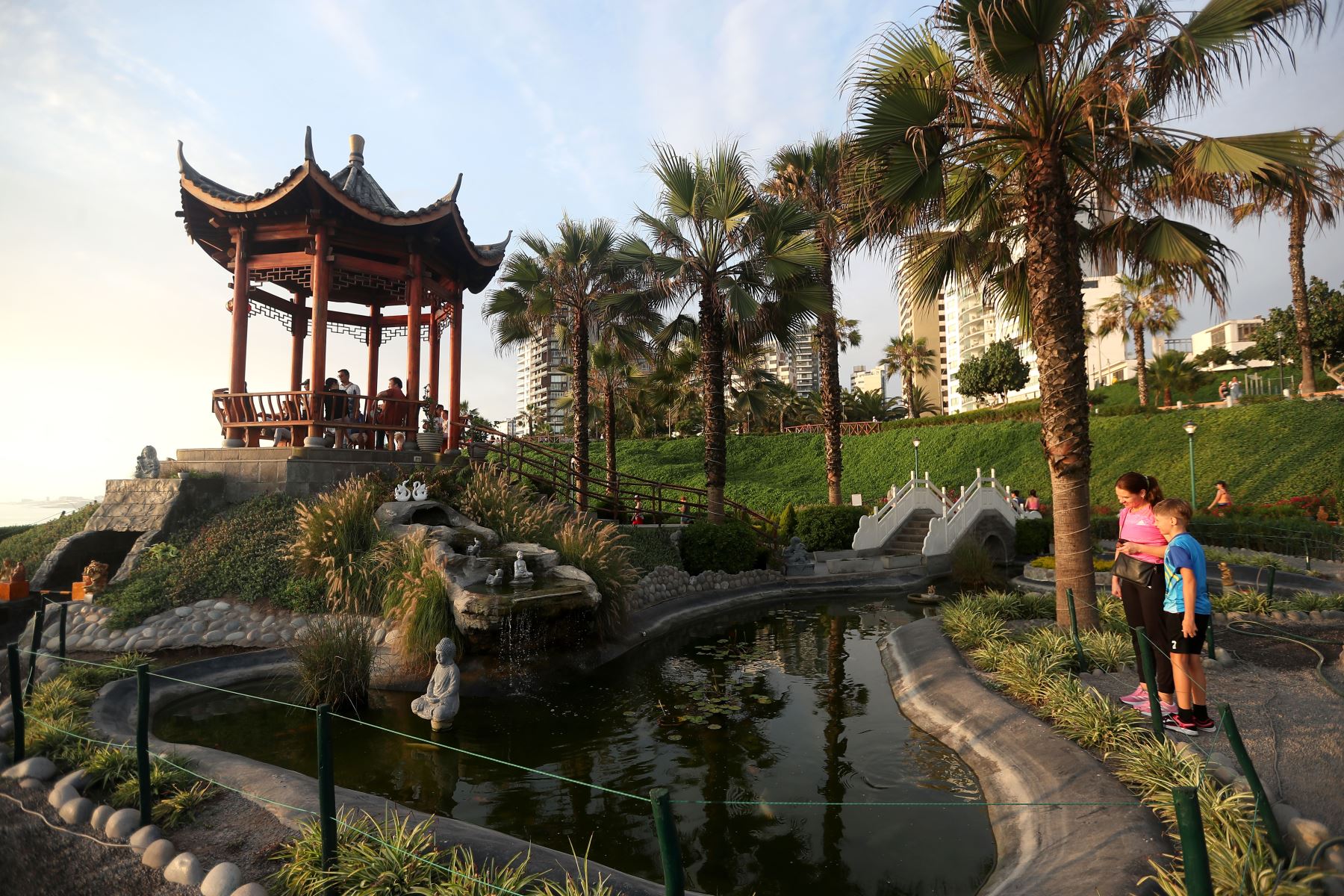 El gran Parque Chino es uno de los atractivos turísticos más visitados ...