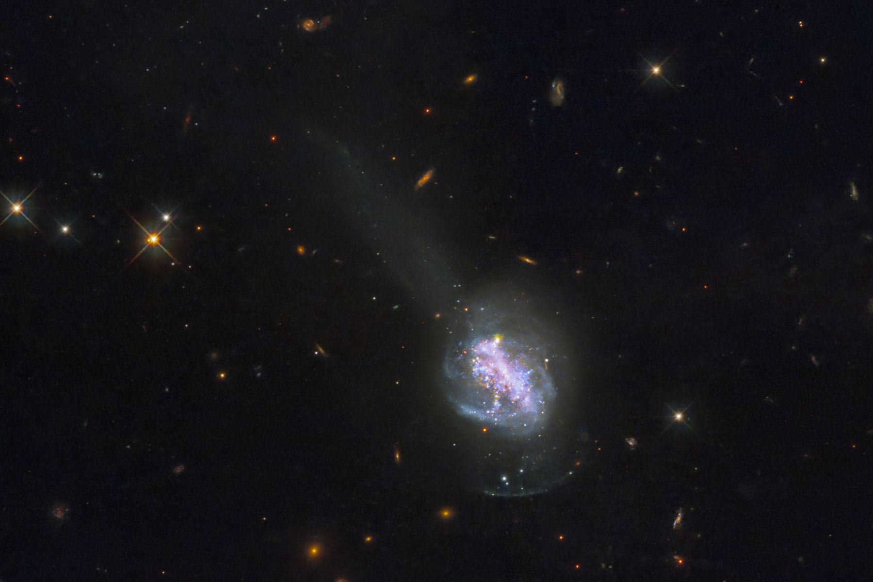 Telescopio espacial Hubble descubre galaxia resultado de una fusión