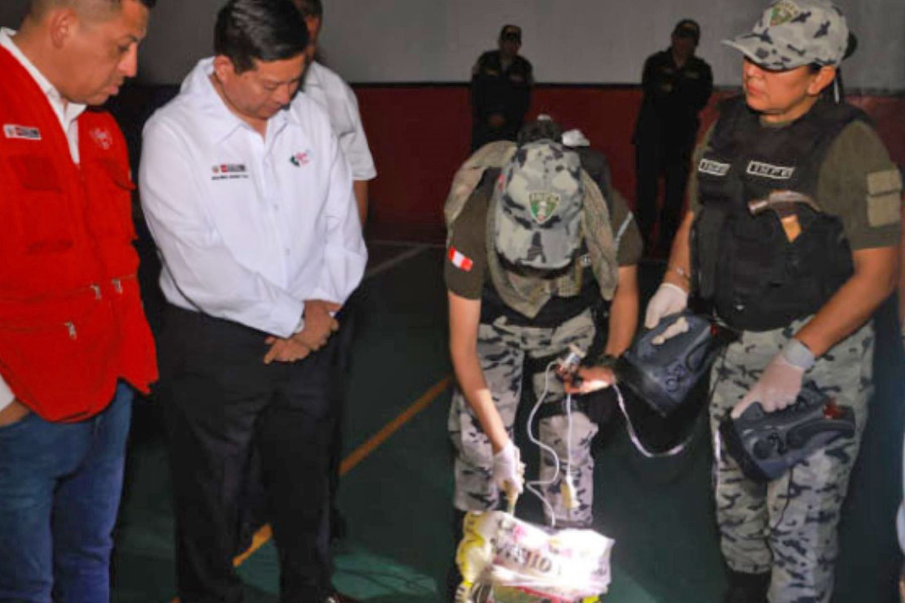 Incautan 74 celulares, 246 armas blancas y envoltorios con droga en megaoperativo para mantener ...