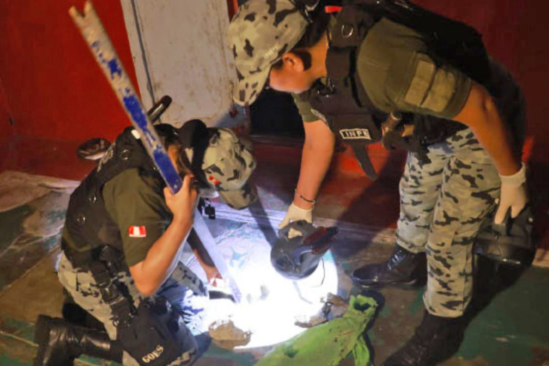 Incautan 74 celulares, 246 armas blancas y envoltorios con droga en megaoperativo para mantener ...