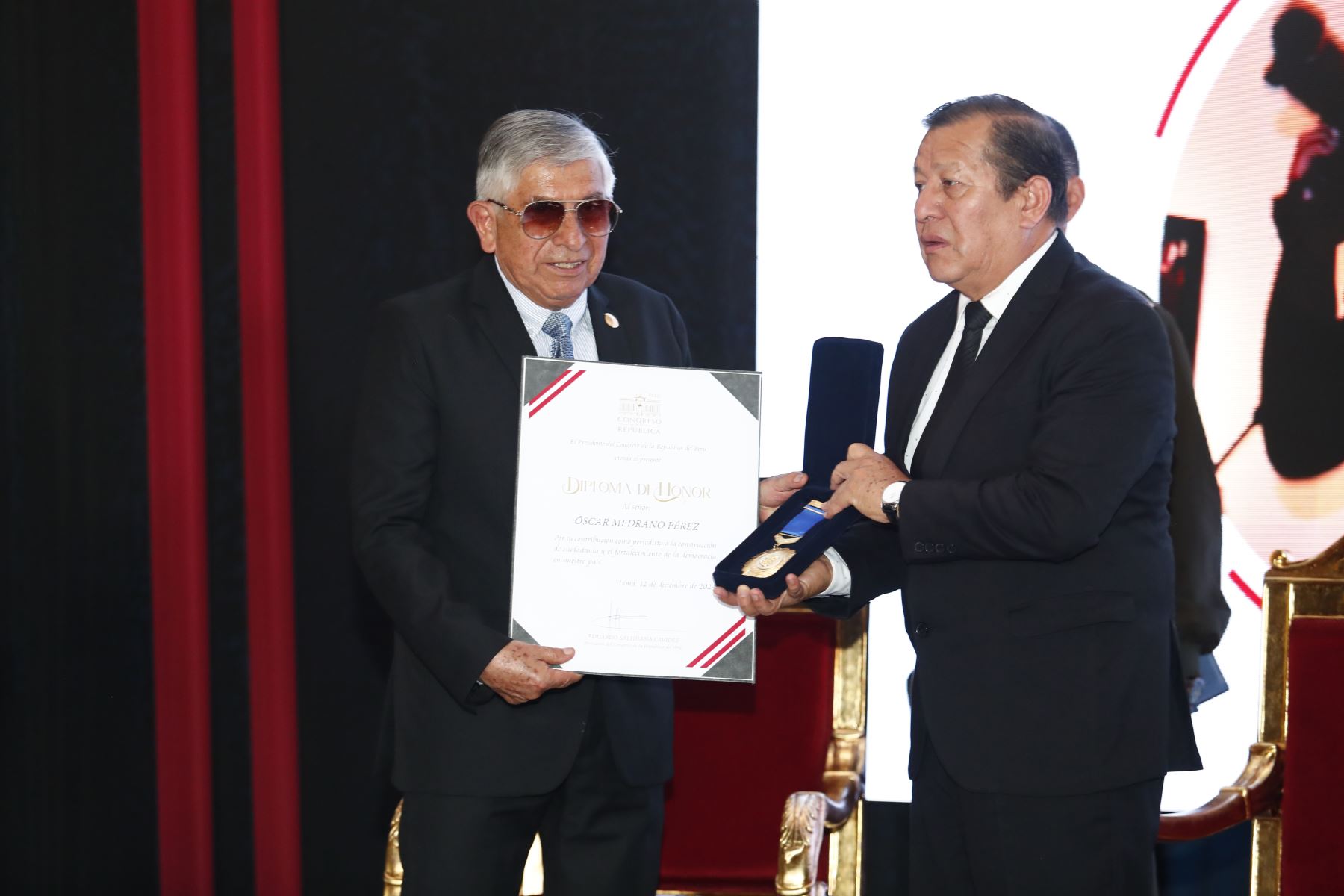 Se inaugura exposición fotográfica de El Peruano sobre el Congreso ...