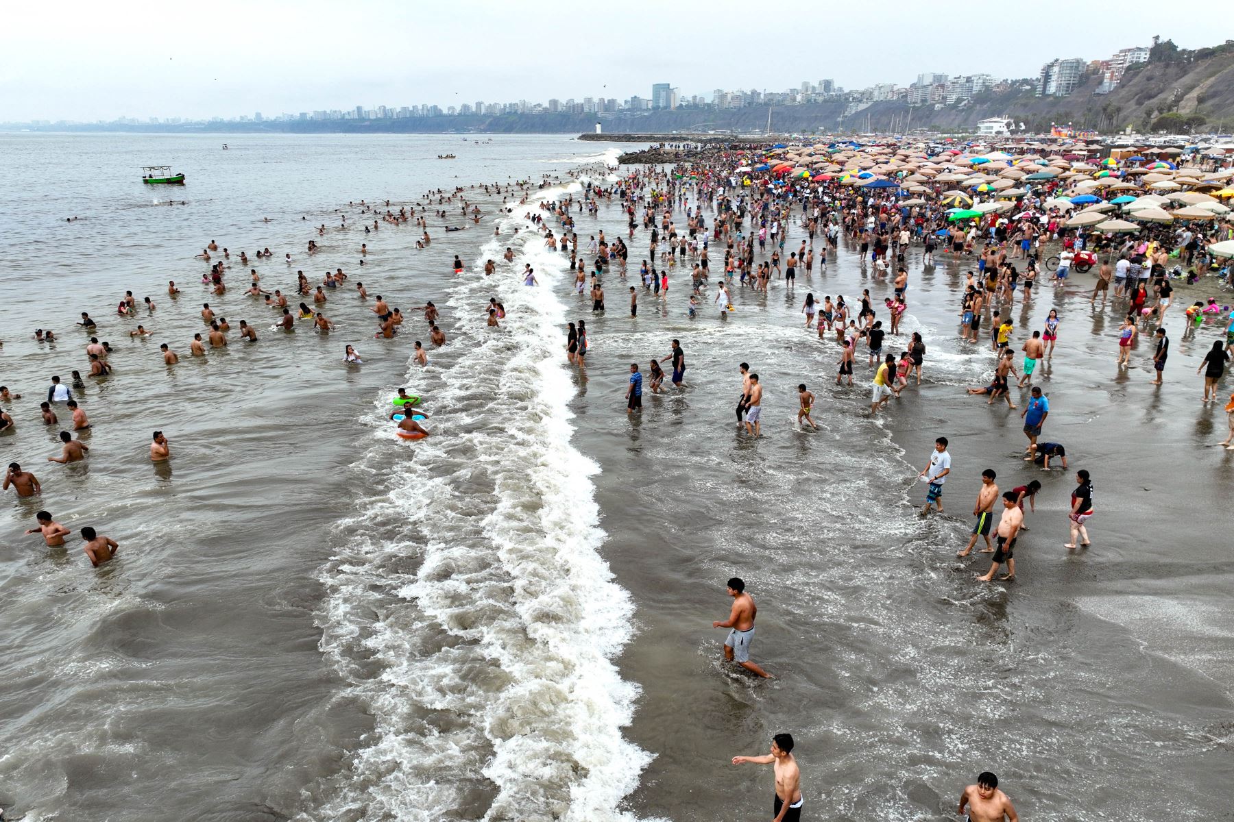 En el 1er día del año 2025, familias enteras han llegado a las playas de la Costa Verde y Agua ...