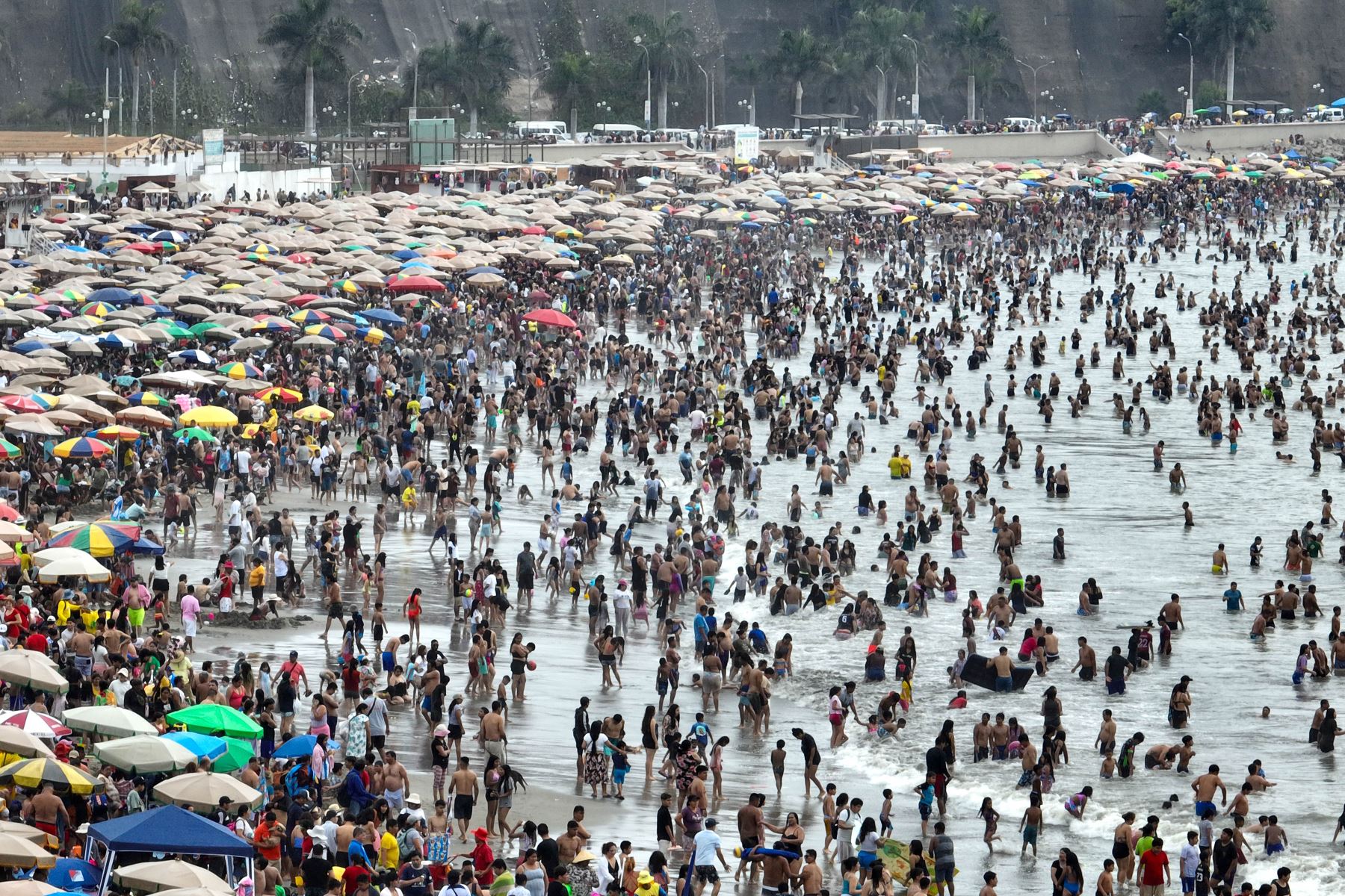 En el 1er día del año 2025, familias enteras han llegado a las playas de la Costa Verde y Agua ...