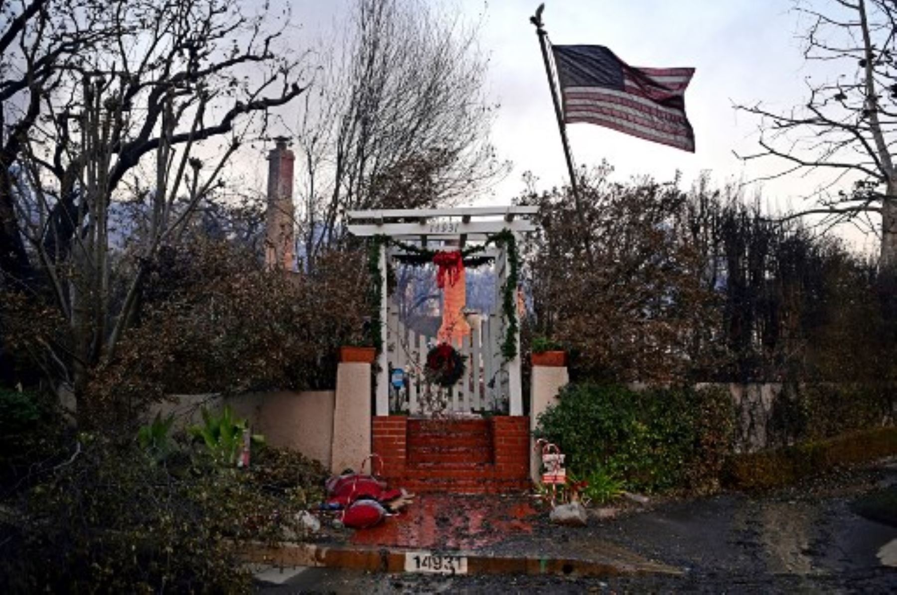 Comunidades enteras son arrasadas por voraces incendios que acechan Los Ángeles| Galería ...