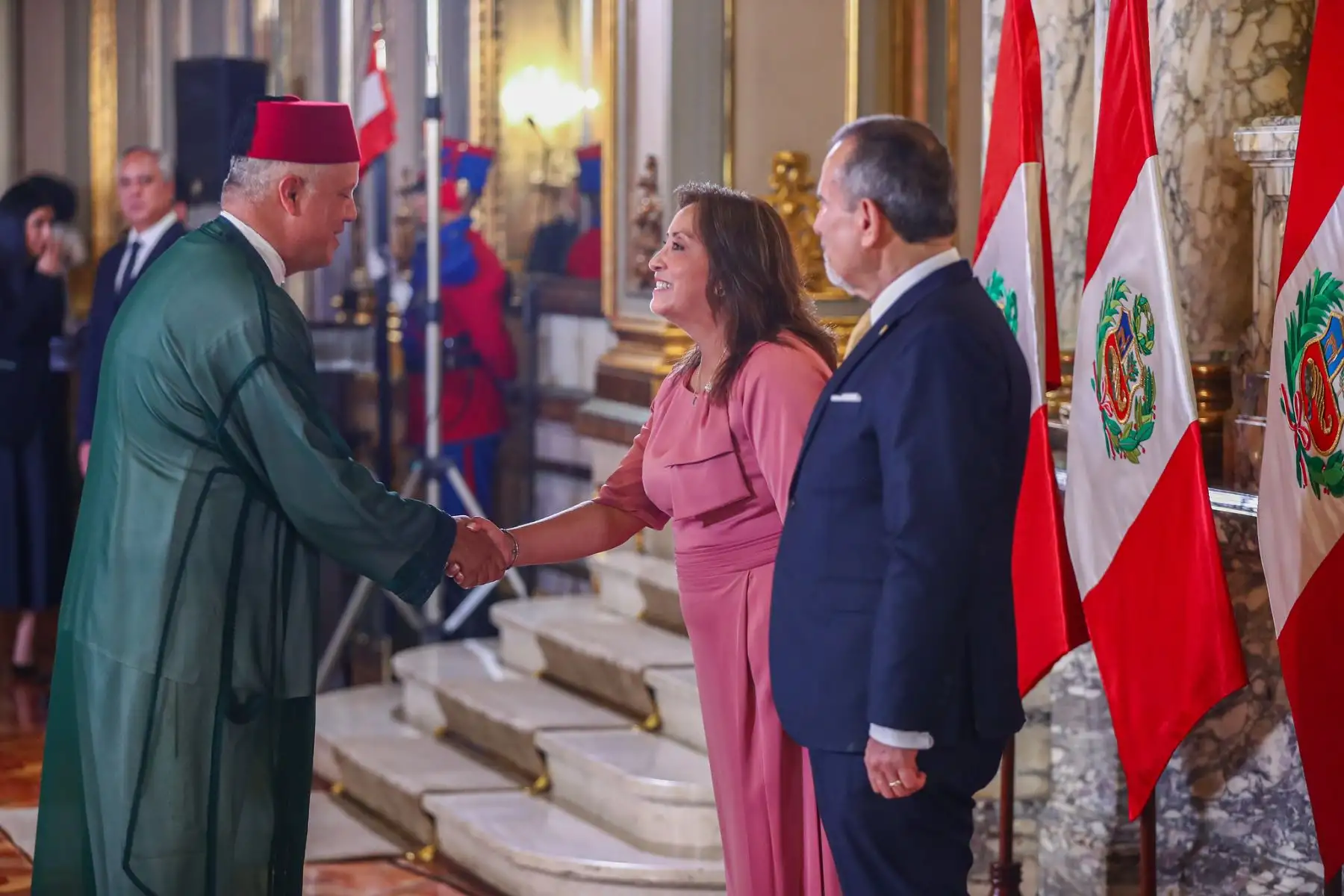 La jefa de Estado, Dina Ercilia Boluarte Zegarra, recibe el saludo del ...