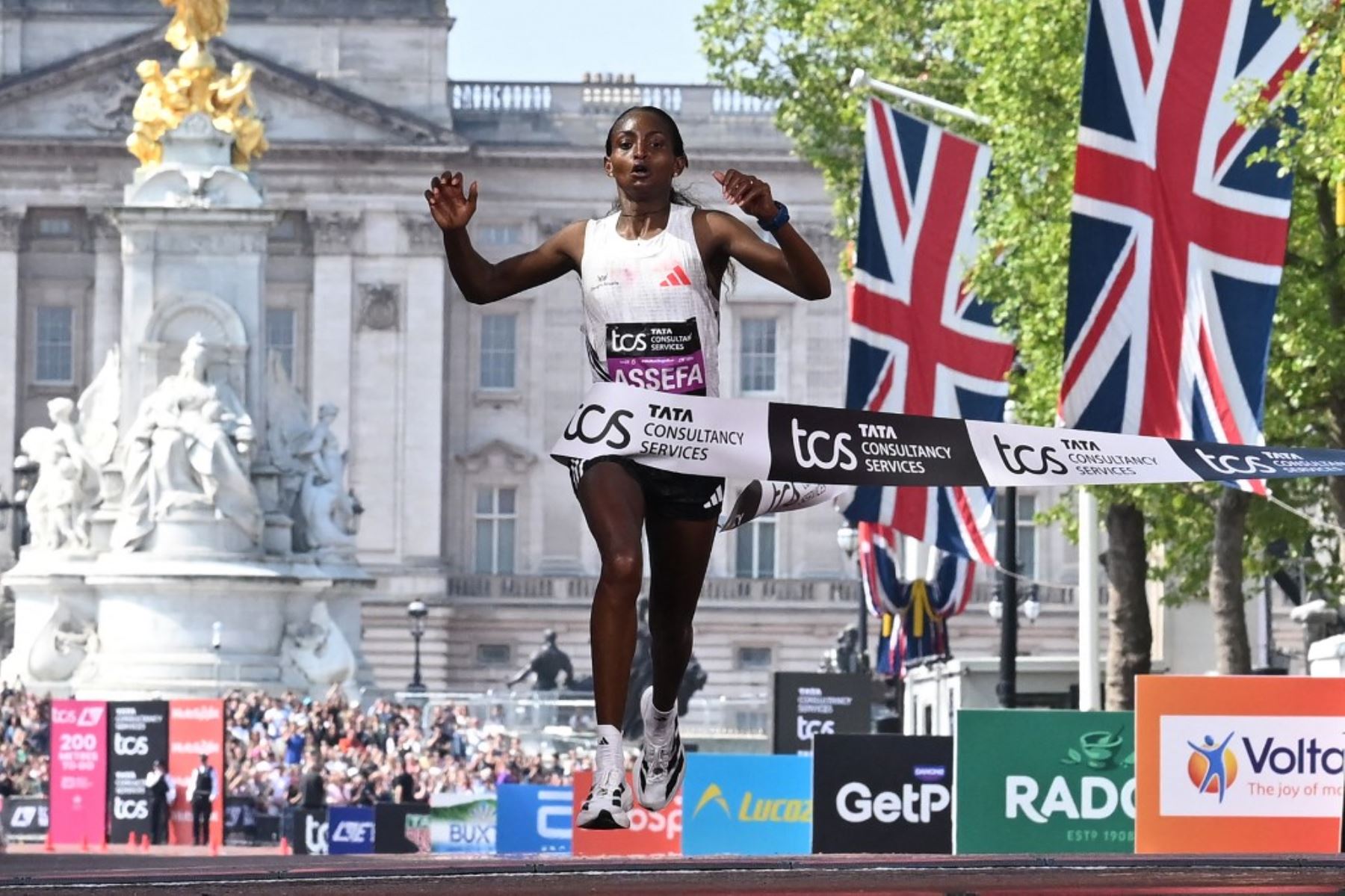 Etíope Tigst Assefa gana el maratón de Londres con nuevo récord del ...