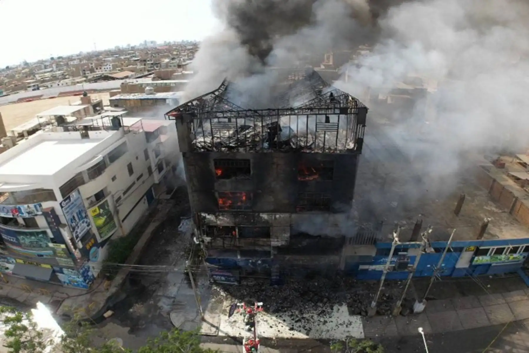 Incendio en local de Trujillo: tres civiles heridos y tres bomberos ...