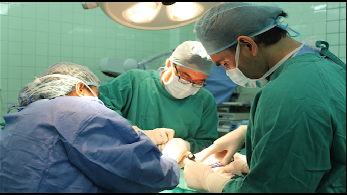 Con moderna técnica médicos de EsSalud salvan vida de paciente con ...