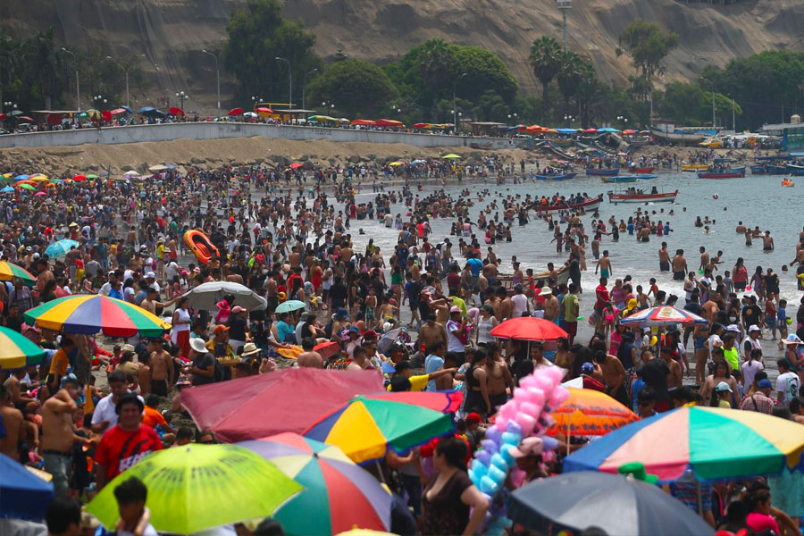Año Nuevo: limeños acudieron masivamente a playa Agua Dulce en el primer día del año | Videos ...