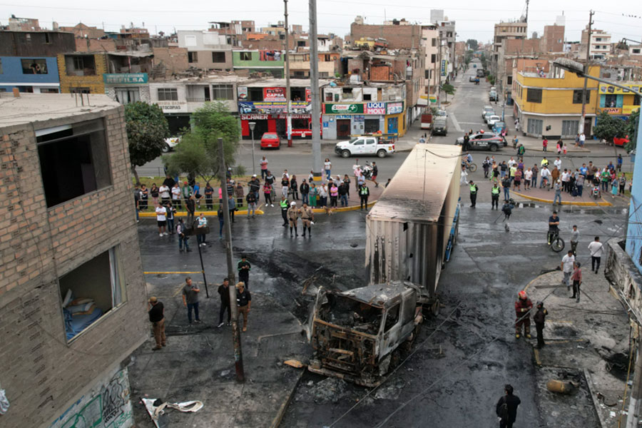 SMP: choque entre combi y trailer causa explosión y 8 heridos y 50 ...