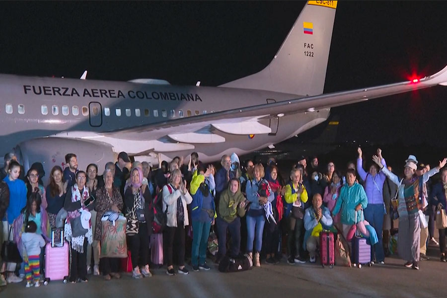 Colombia recibe a 110 personas repatriadas desde Israel | Videos ...